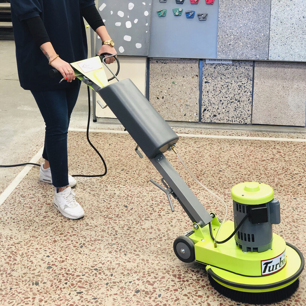 LUSTRA LAVADORA CLEAN CARE 350/A 1HP LINEA ERGONÓMICA | Turbion